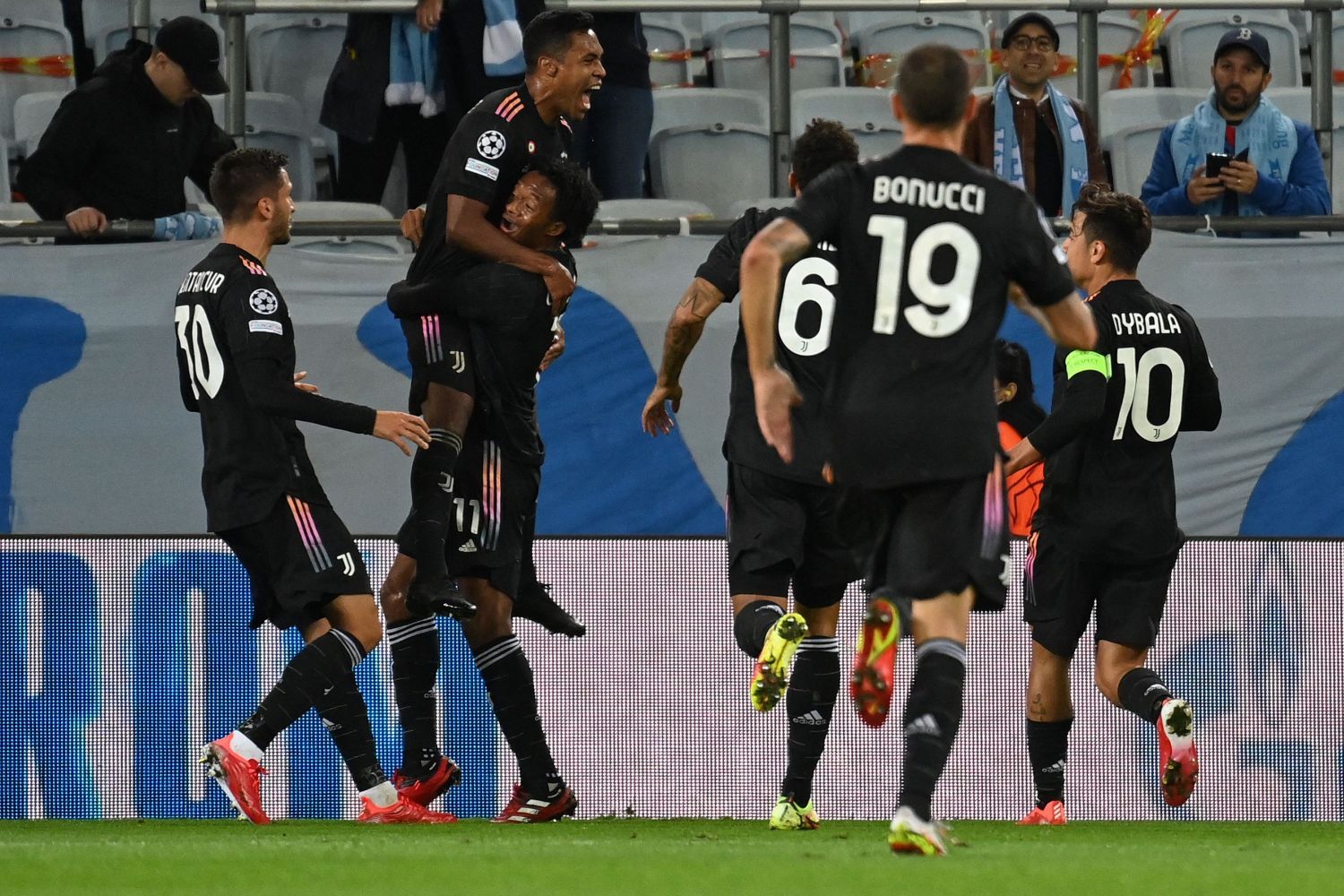 Juve, le maglie di Cuadrado e Alex Sandro al JMuseum per le 300 ...