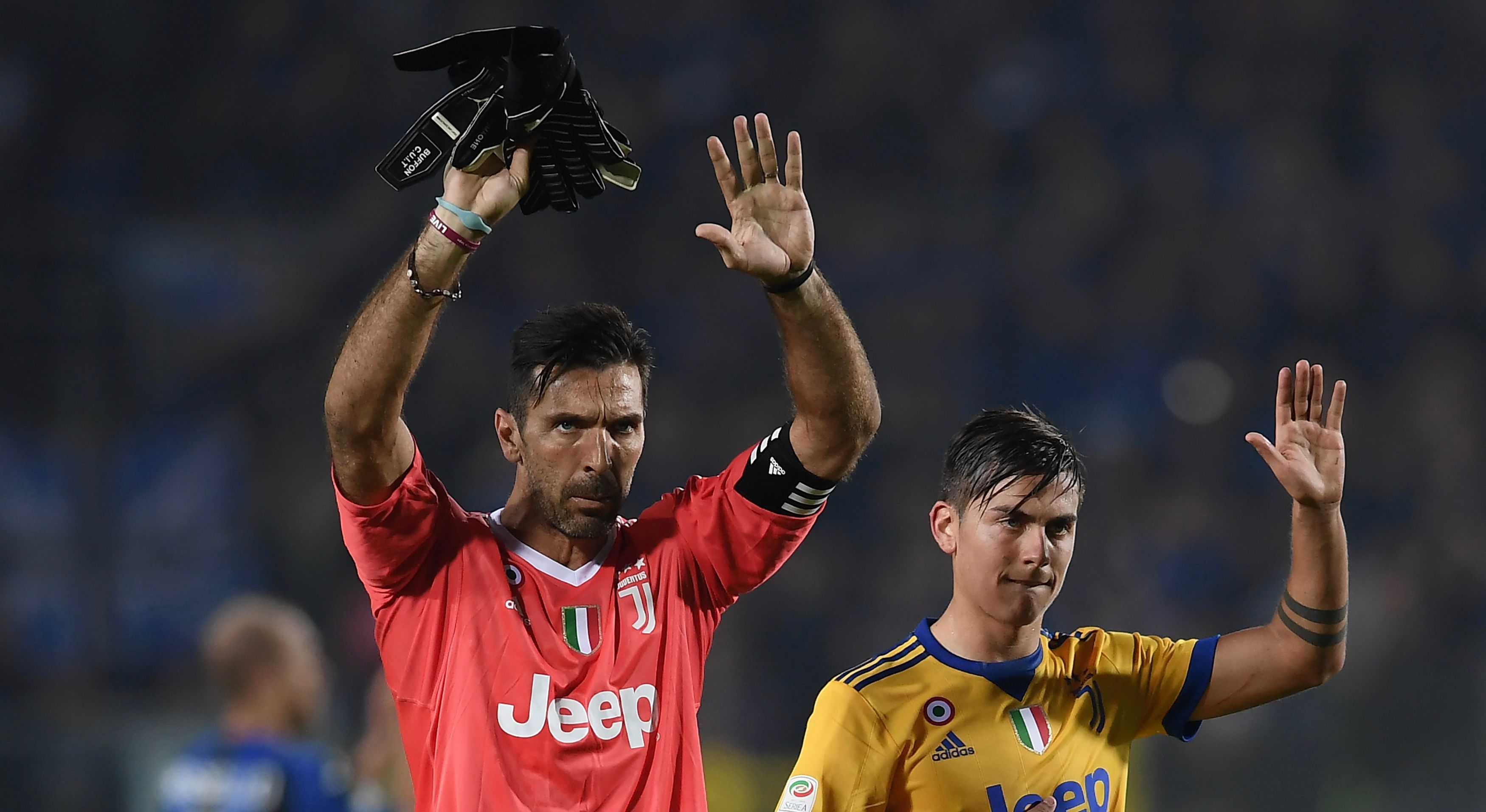 Buffon, che abbraccio a Dybala VIDEO | Il BiancoNero